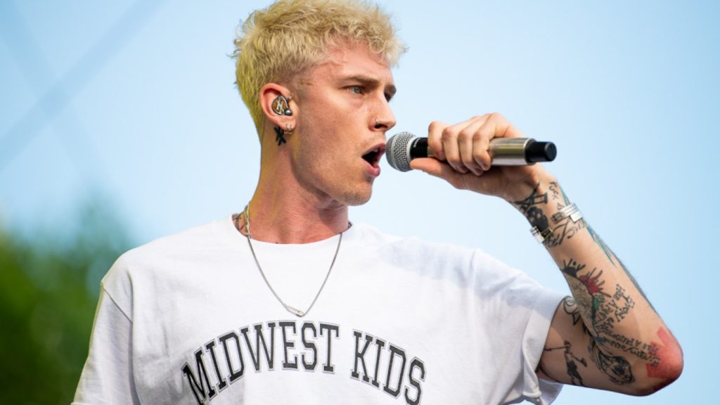 Machine Gun Kelly、新曲「Papercuts」のミュージック・ビデオを公開 | PUNKLOID