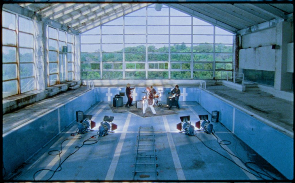 くだらない1日、らしさ溢れる新曲「やるせない」MV公開! | PUNKLOID