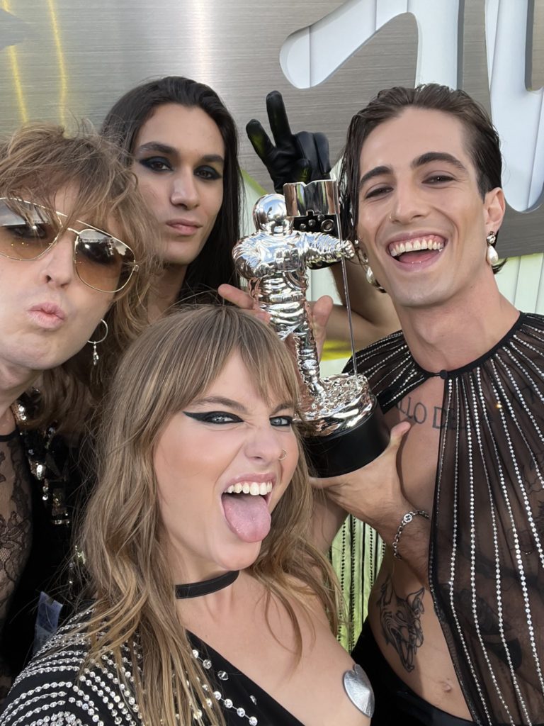 話題沸騰中のMåneskin、「2022 MTV Video Music Awards」に登場し「Supermodel」を披露 | PUNKLOID