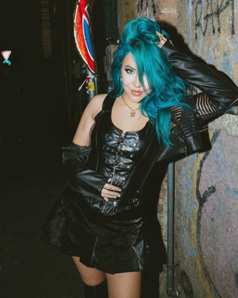 Charlotte Sands、現代的な感覚でパンクとポップを行き来する新曲「Six Feet Under」をリリース! | PUNKLOID