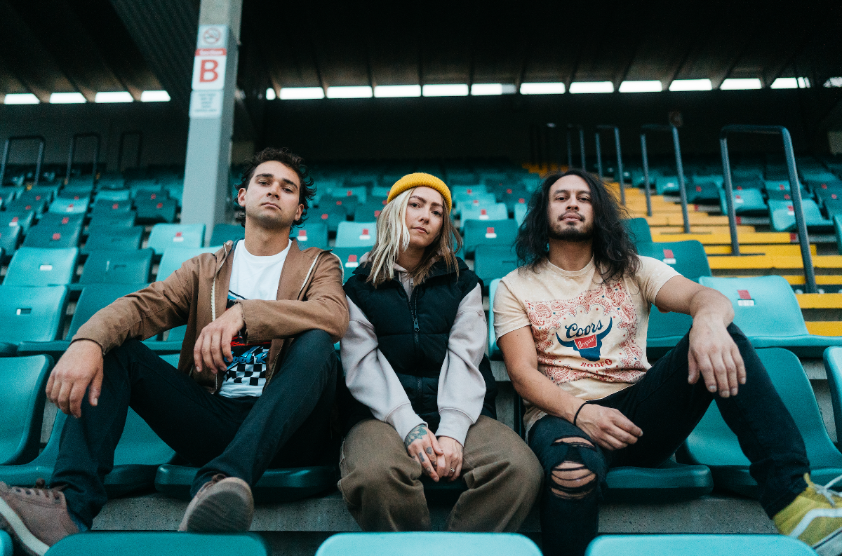 カナダの女性ボーカル・ポップパンク"Cawston"、新曲「Safe With Me」のミュージックビデオを公開! | PUNKLOID