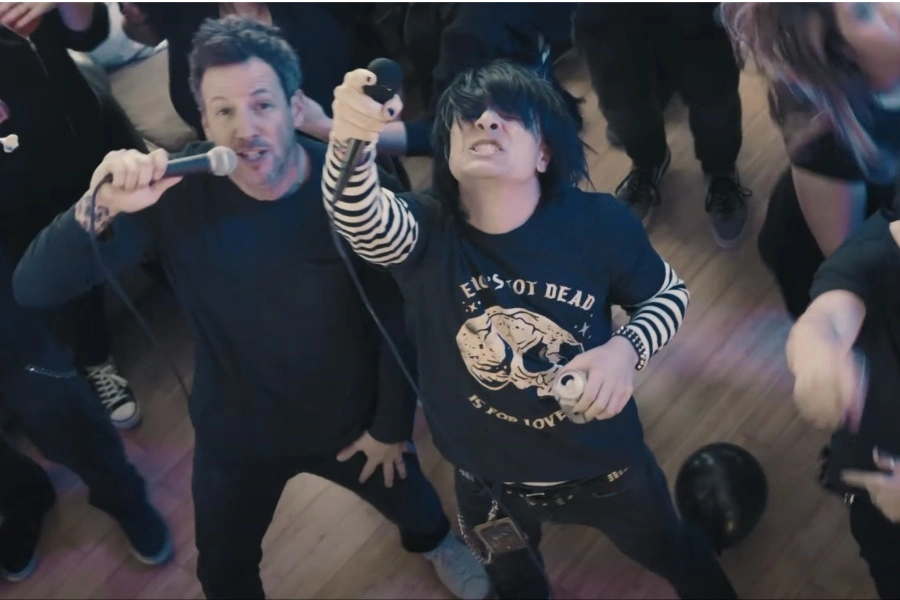 エモの新旧時代の架け橋的バンド"Your Broken Hero"、Simple PlanのPierreをフィーチャーした新曲「Don't Listen To My Voicemail」を ...