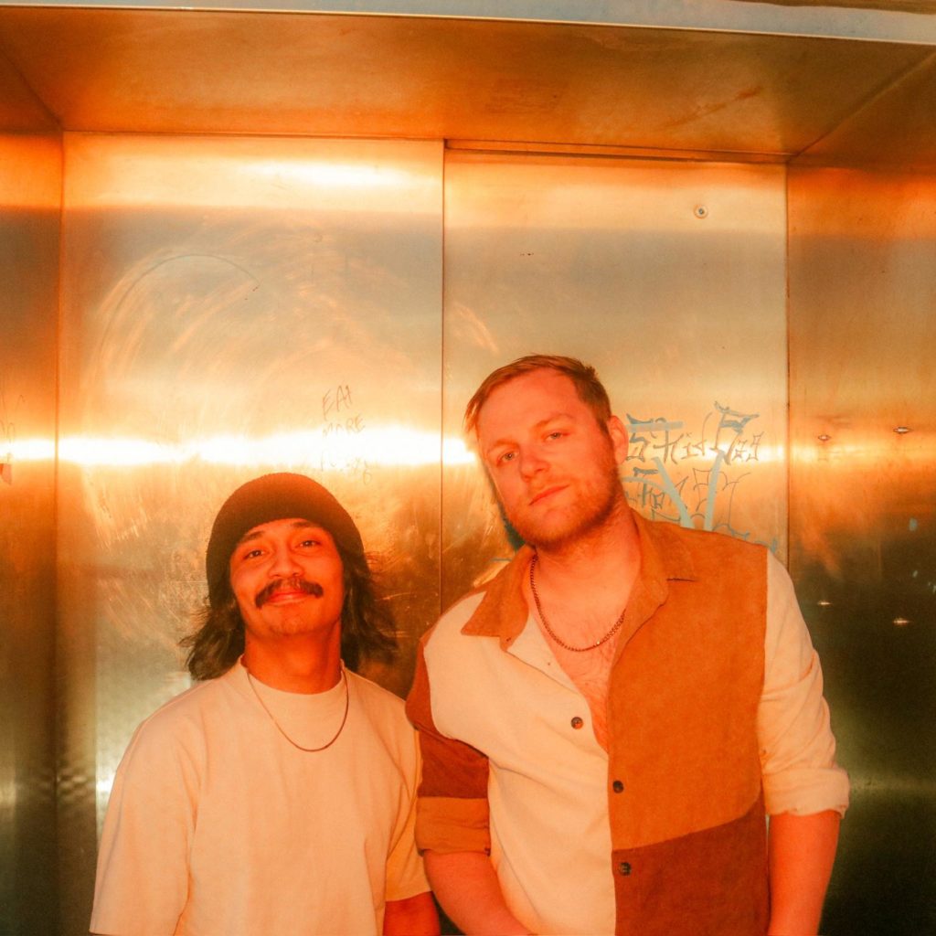 In Her Own Words、複雑な人間関係による感情を描いた新作EP『Left In The Dark』をリリース! | PUNKLOID