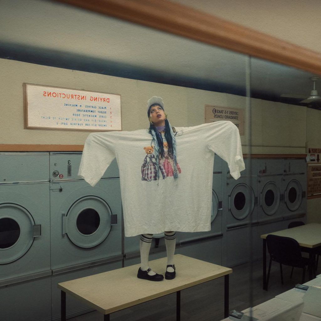 Limp Bizkitのツアーサポートにも選ばれたシンガー"Ecca Vandal"、新曲「THEN THERE'S ONE」リリース | PUNKLOID